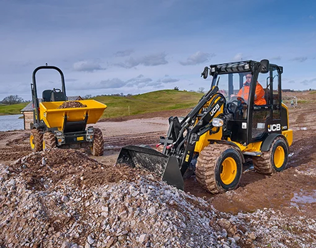Puissante et polyvalente, découvrez la chargeuse compacte JCB 403 ! I M3
